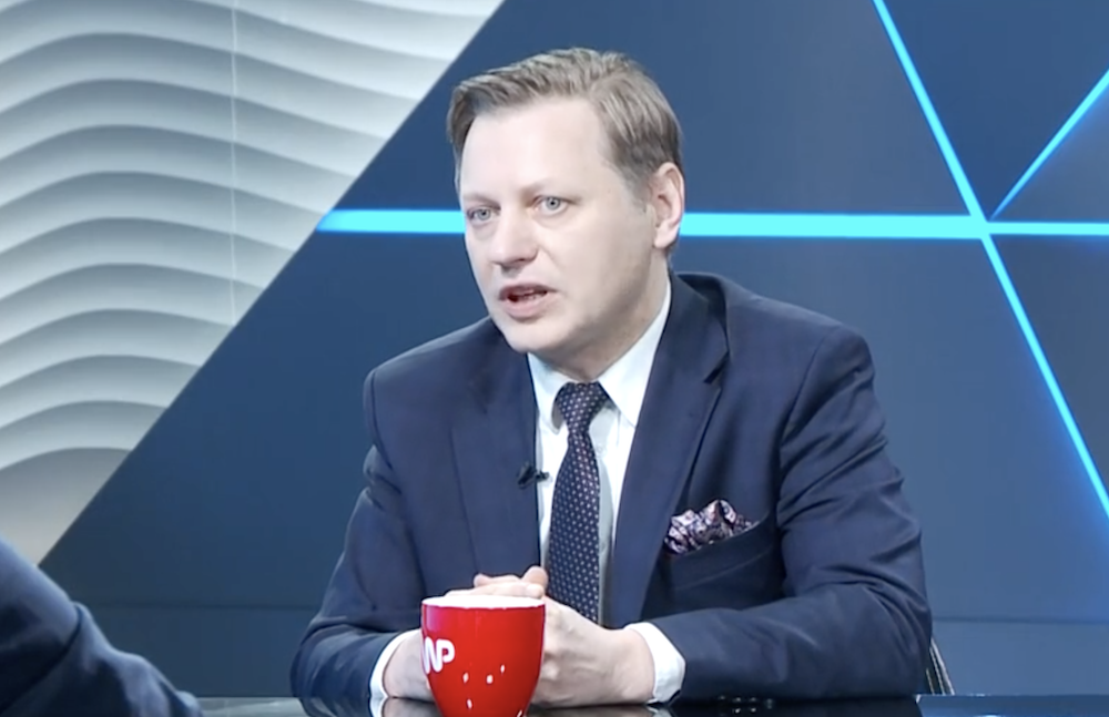 Minister Morawieckiego wychwalał Tuska, teraz musi gęsto się tłumaczyć ...