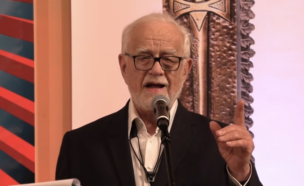 Jan Pietrzak nie wierzy w "pancerną brzozę" i broni tezy o zamachu w Smoleńsku. "Polacy dali ...