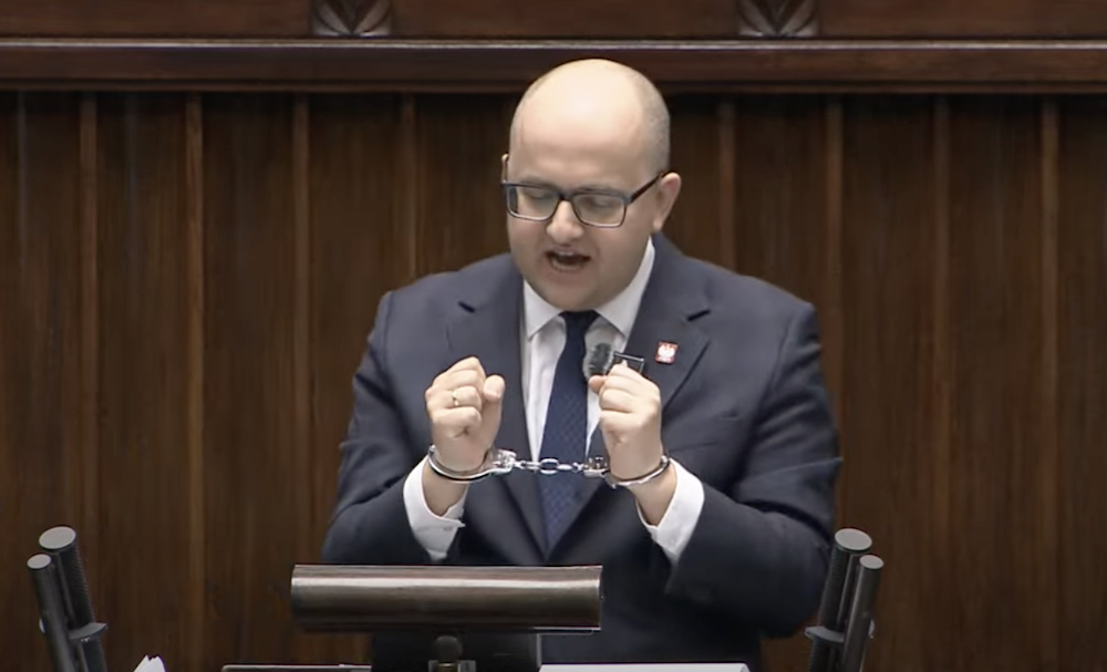 Matecki wparował na mównicę i sam zakuł się w kajdanki. A potem ...